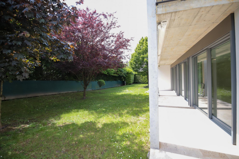 Maison contemporaine de 7.5 pièces proche du centre de Vésenaz 266 m2 à ...